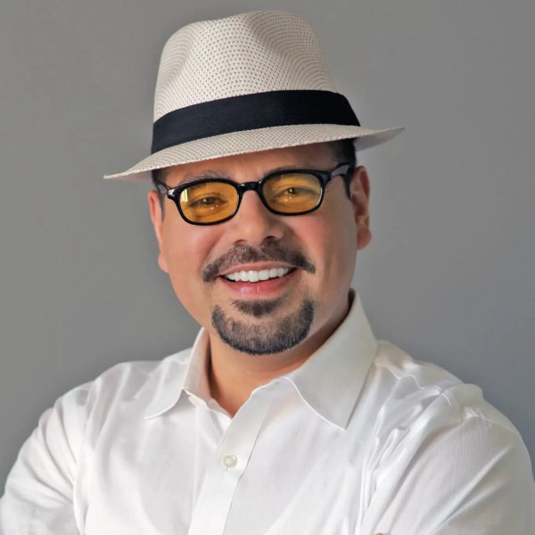 Tony Sandoval | Radio por Internet gratuita | TuneIn