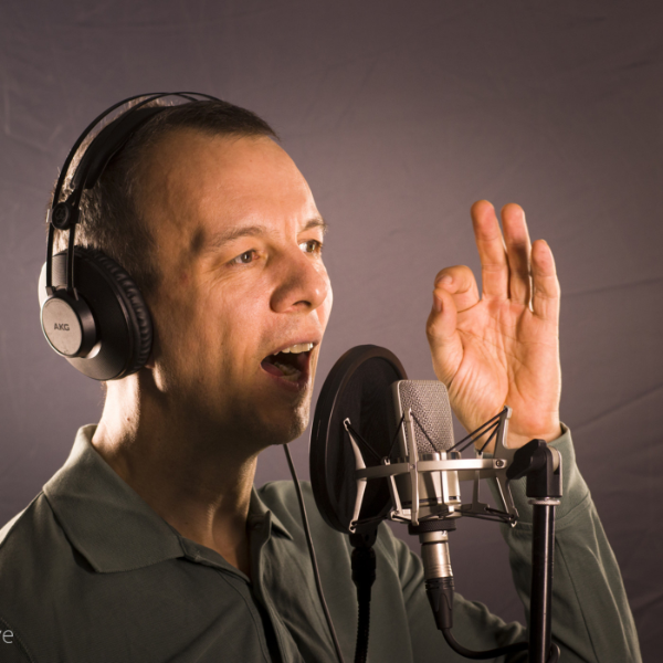 Locuciones para spots en inglés de locutor Madrid | Listen to Podcasts ...